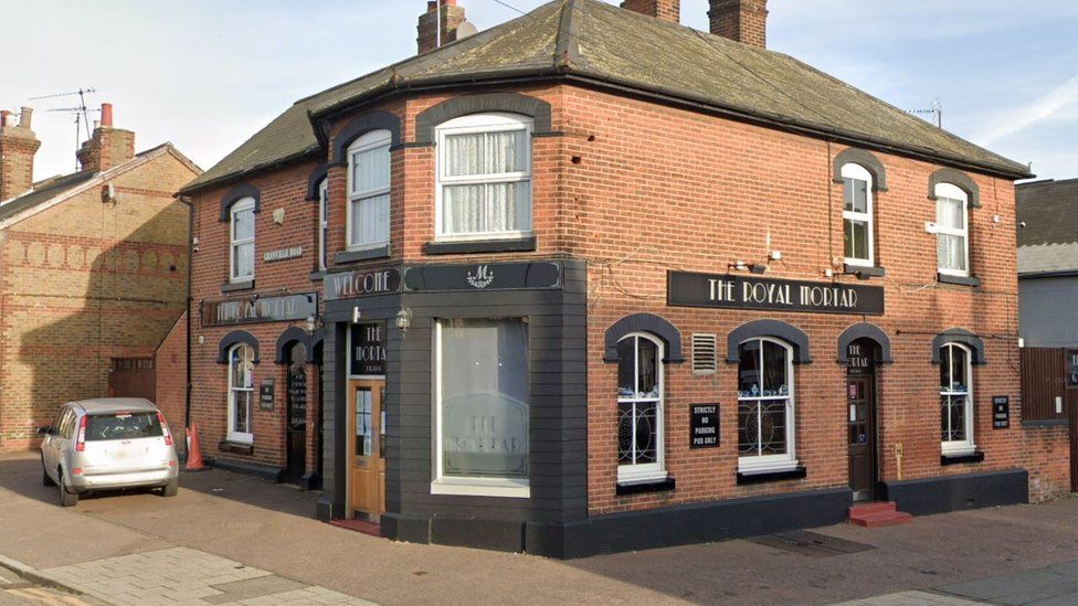 Chelmsford: Police called to under-18s night at Bassment bar - BBC News