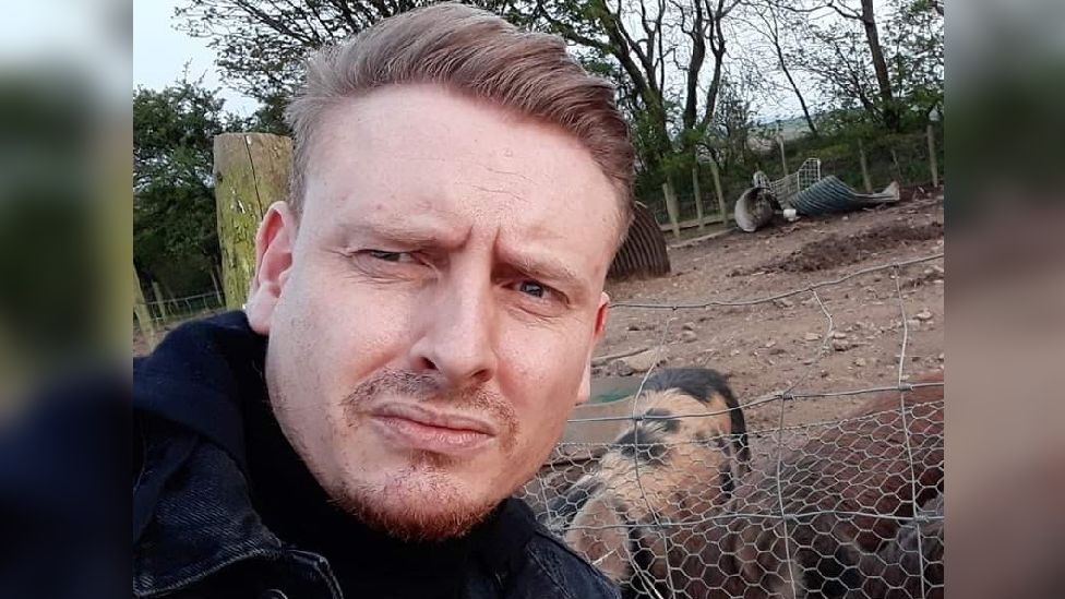 World Cup 2022: Why some football fans will not watch on TV - BBC News