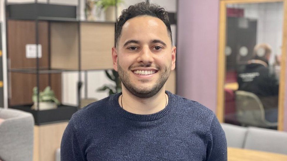 1,000 o swyddi'n dod i Gaerdydd wrth i gwmni ehangu - BBC Cymru Fyw