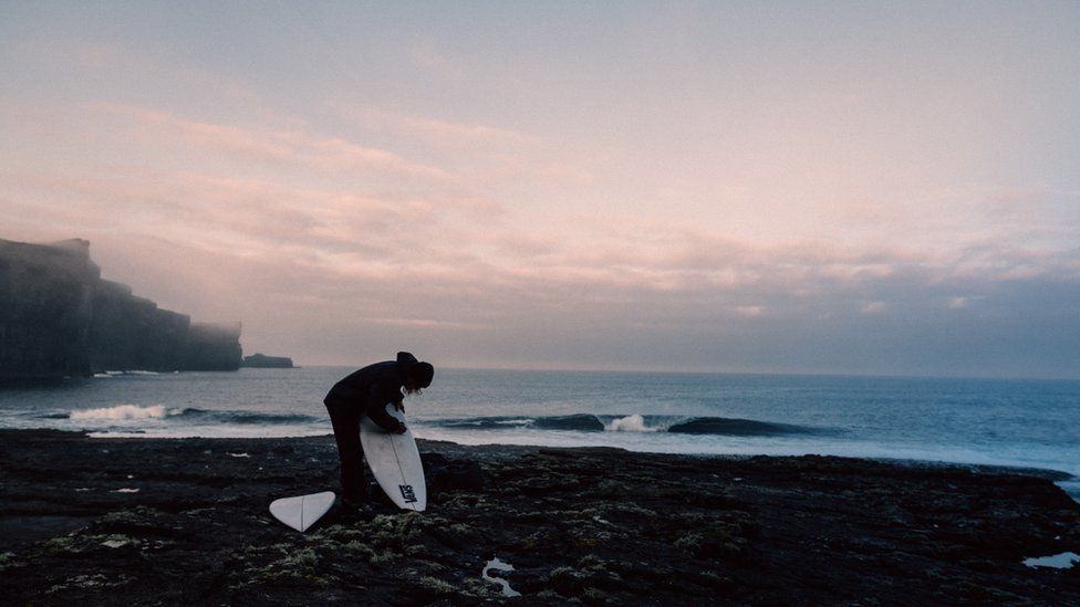 Big wave surfer Tom Lowe back after near-death wipeout - BBC News