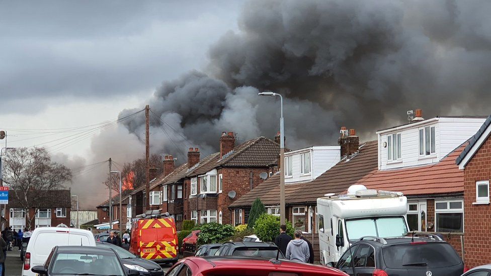Denton fire: People back home after major warehouse blaze - BBC News