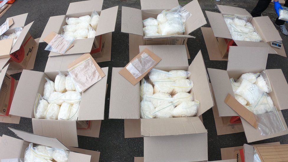 Australia drug runner crashes meth van into police car - BBC News