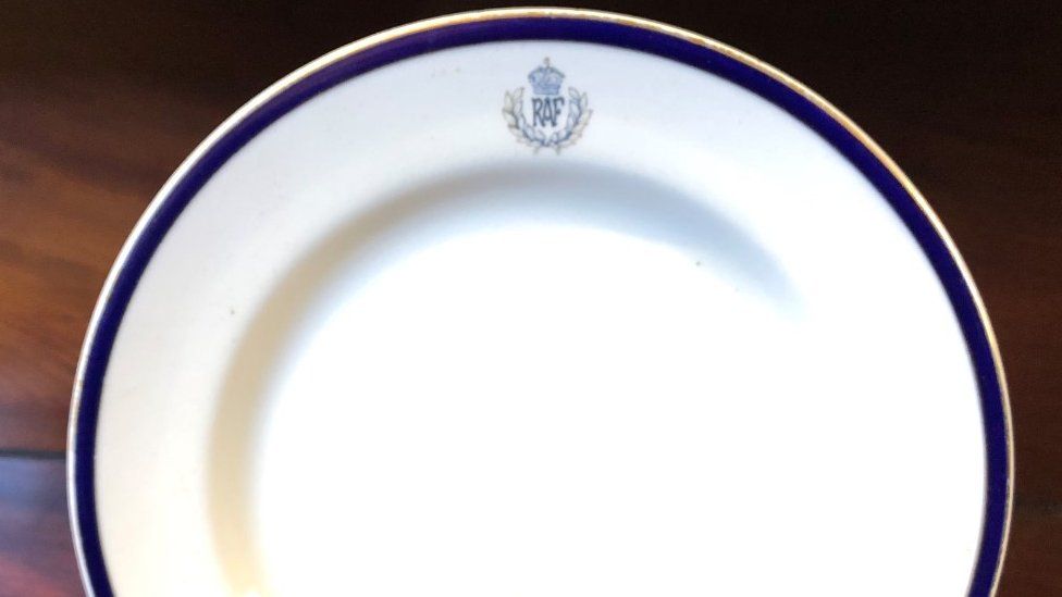 'Lawrence of Arabia' RAF plate sells at auction in Dorset - BBC News