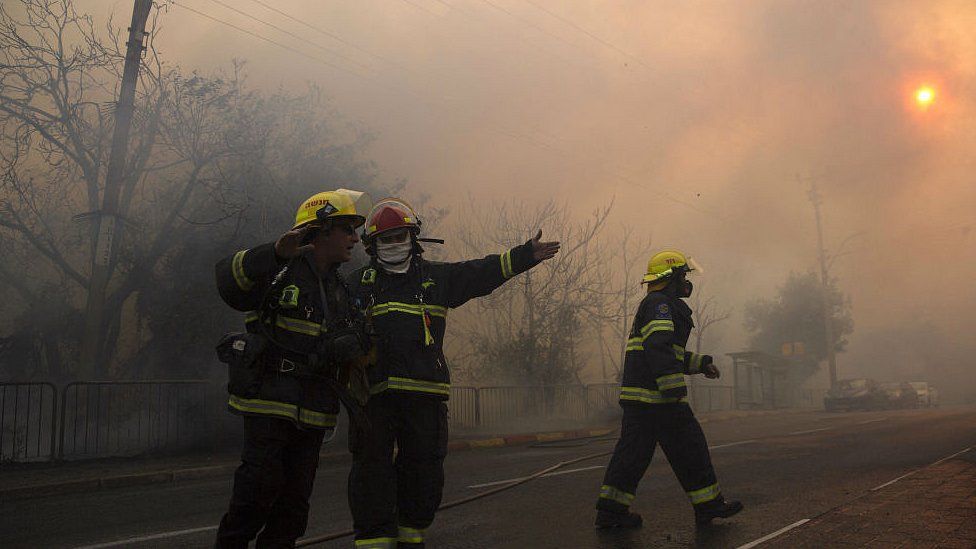 In pictures: Israel wildfires force evacuations in Haifa - BBC News
