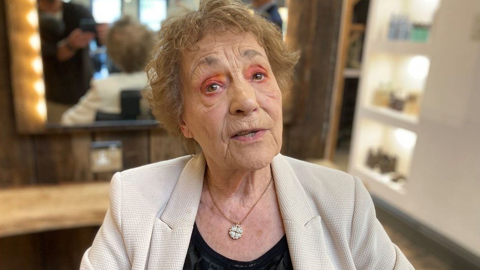 People with cancer take to the catwalk for charity in Bath - BBC News