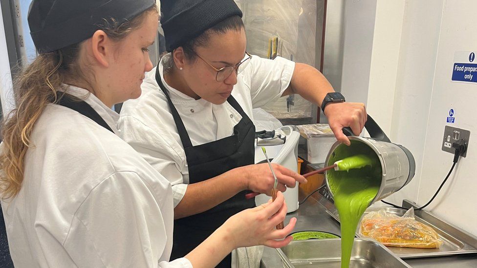 Restaurant kitchen culture intimidating, says chef - BBC News