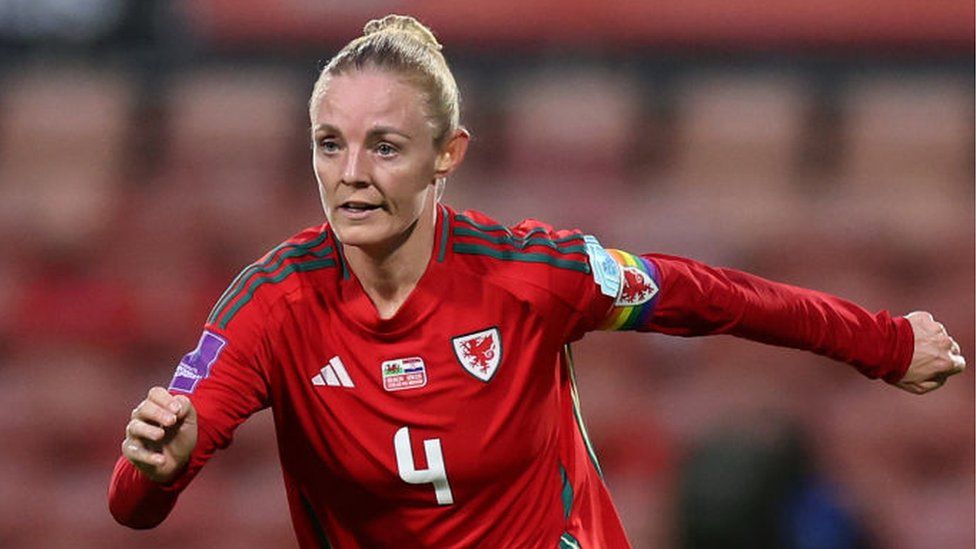 Sophie Ingle i gamu lawr fel capten tîm Cymru - BBC Cymru Fyw