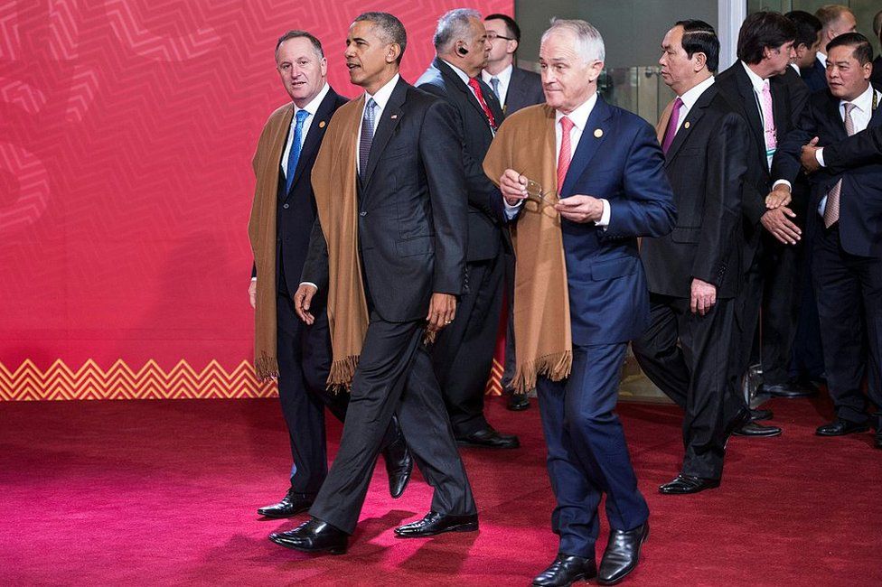 Australia's PM takes 'farewell selfie' with Barack Obama - BBC News