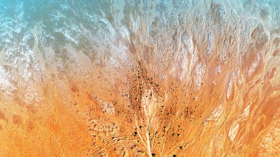 In pictures: Australia's Lake Eyre from the sky - BBC News