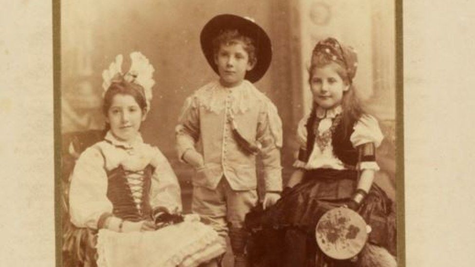 Liverpool children captured in pictures over 100 years - BBC News