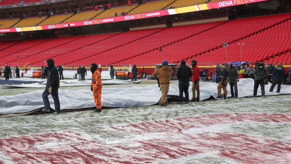 Chiefs and Dolphins play freezing NFL game in -20C on icy pitch - BBC ...