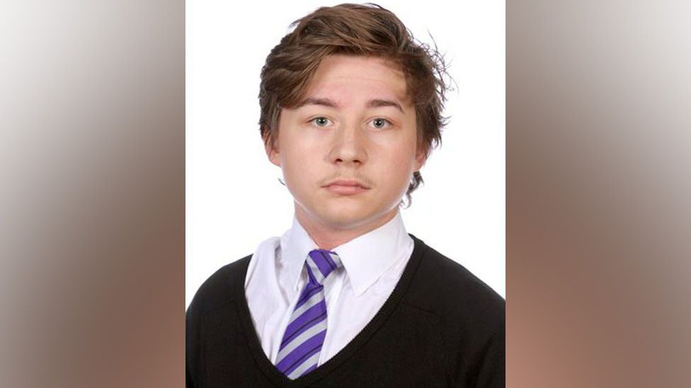 Gainsborough missing teenager: Dozens attend vigil on bridge - BBC News