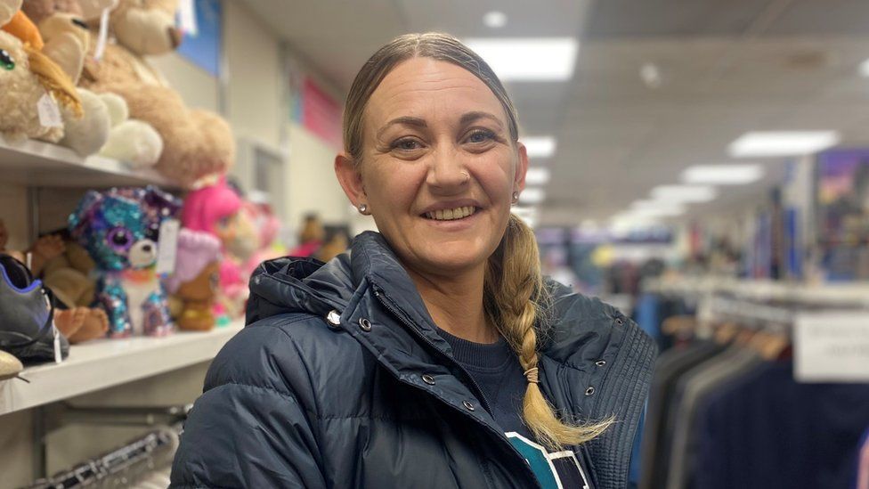 Cost of living: How are people saving money this Christmas? - BBC News