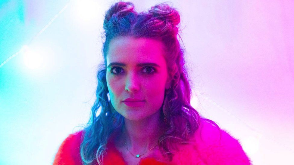 Mared Jarman: Dêtio gyda dallineb - BBC Cymru Fyw