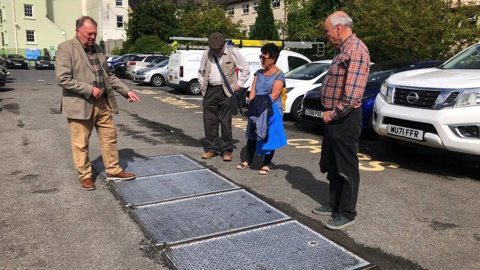 Dylan Iorwerth sy'n mynd Dan Ddirgel Ddaear - BBC Cymru Fyw