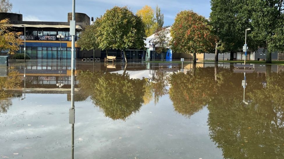 Flood gate closure delay may have led to Perth property damage - BBC News
