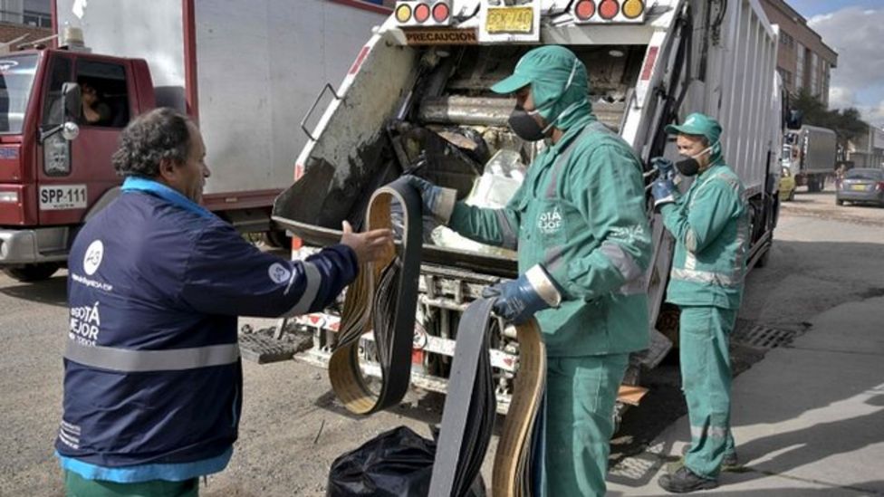 Dustbin man builds free library of thrown away books - BBC News