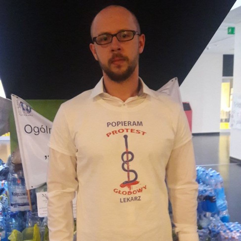 Polish doctors on hunger strike in healthcare row - BBC News