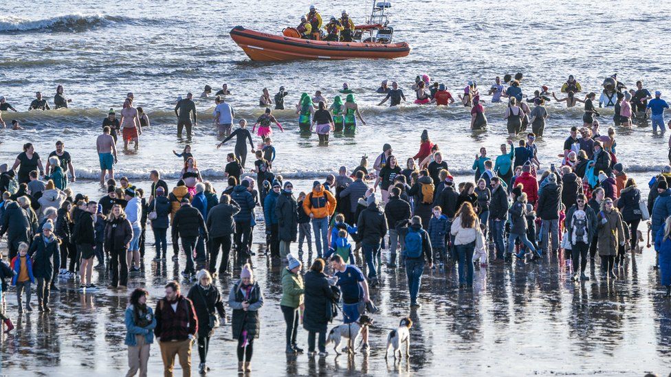 Loony Dookers brave icy Forth for New Year's Day plunge - BBC News