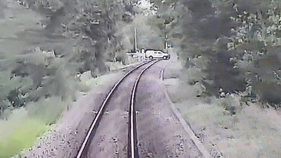 Train near-miss: Worker narrowly avoids being hit - BBC News
