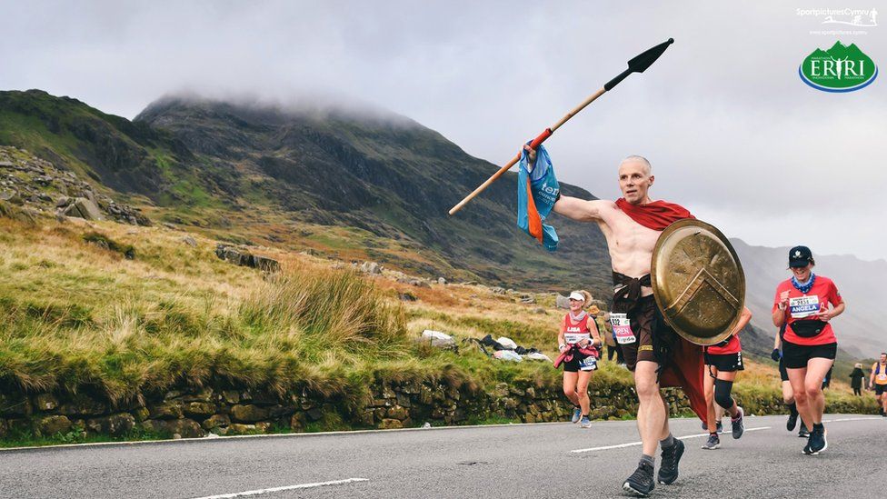Lluniau: Marathon Eryri 2023 - BBC Cymru Fyw