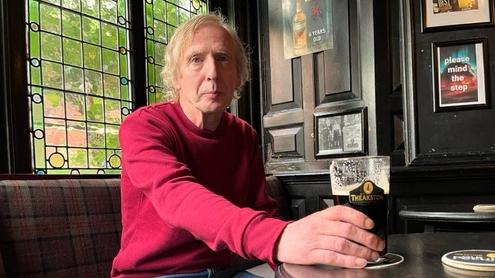 Queen's funeral: Historic Hull pub bids farewell to Her Majesty - BBC News