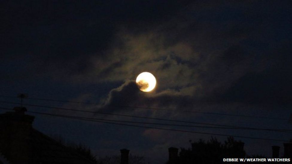 Wolf supermoon lights up the sky - BBC Weather