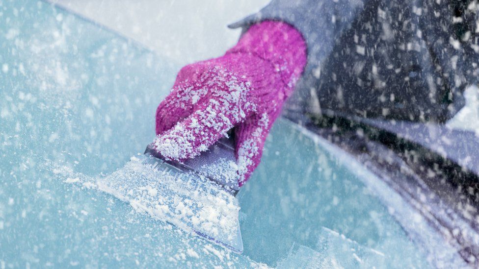 Stunning ice spikes spotted in and around the Peak District - BBC News