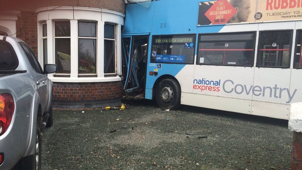 Bus crashes into corner of house in Coventry - BBC News