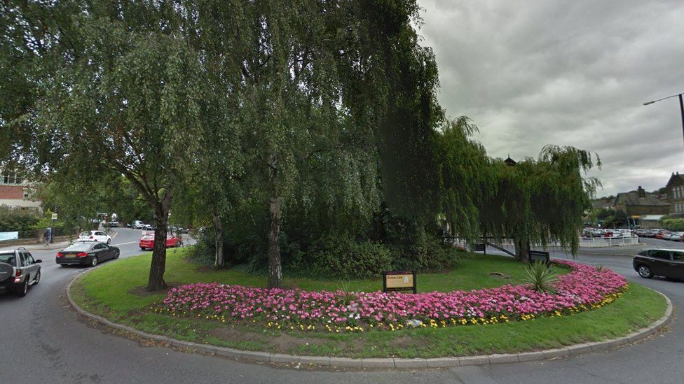 Teens stabbed in Sheffield Hunters Bar brawl - BBC News