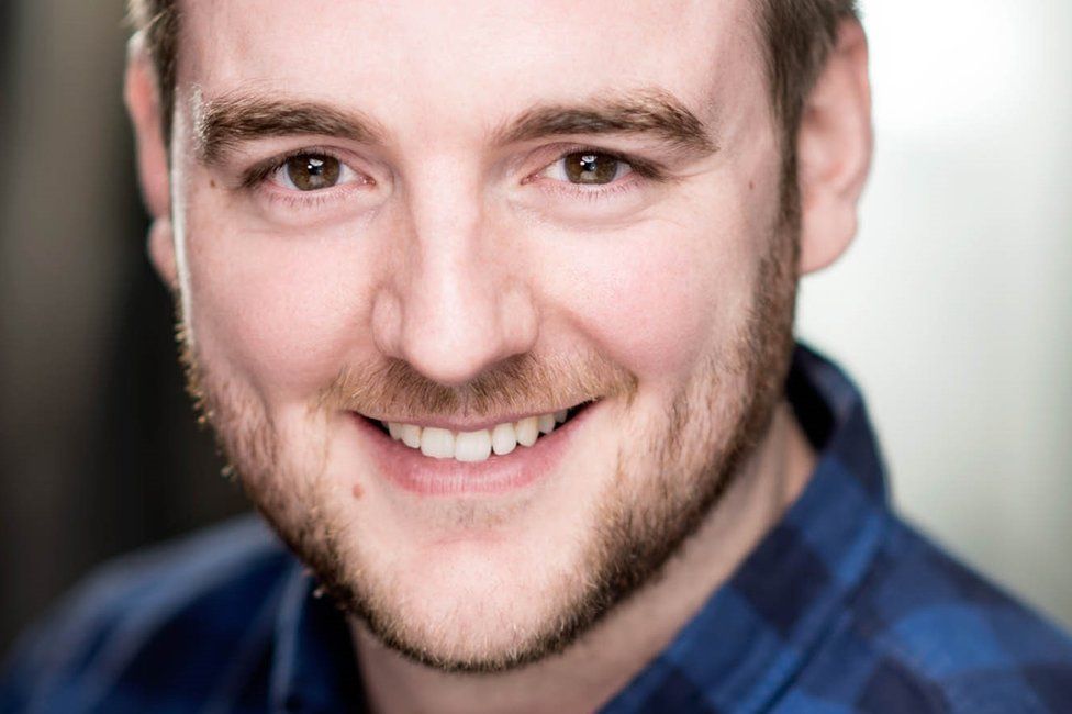 Ateb y Galw: Yr actor Tom Blumberg - BBC Cymru Fyw