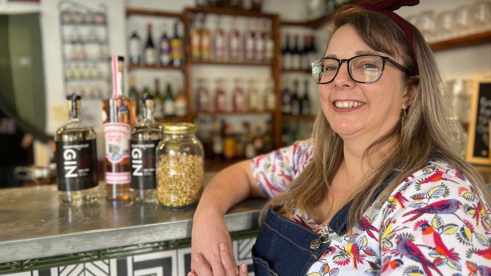 Hotels and bars need more EU workers, say bosses - BBC News