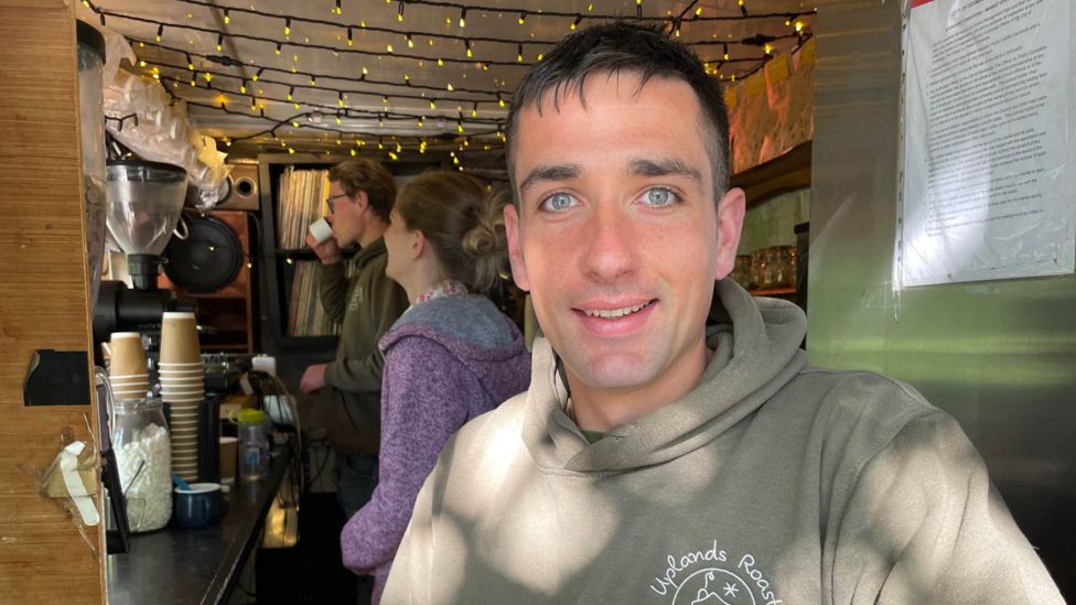 'Coffee and sausage rolls kept Queen queue going' - BBC News