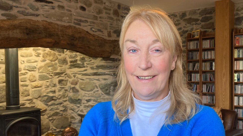 Côr Meibion Trelawnyd yn serennu ar y sgrin fawr - BBC Cymru Fyw