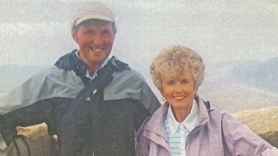 Gwerthu gwartheg er budd elusen wedi marwolaeth gwraig - BBC Cymru Fyw