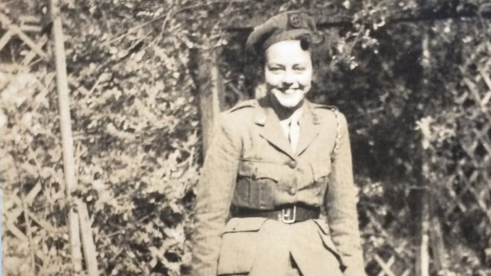 Edinburgh pensioner awarded war medal 70 years late - BBC News