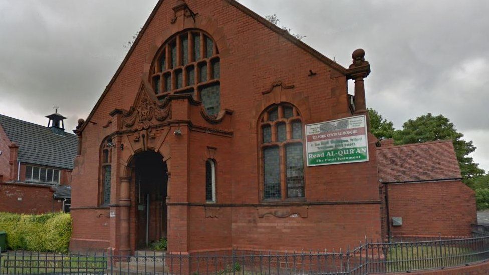 Telford mosques raise funds to support flood-hit Pakistan - BBC News