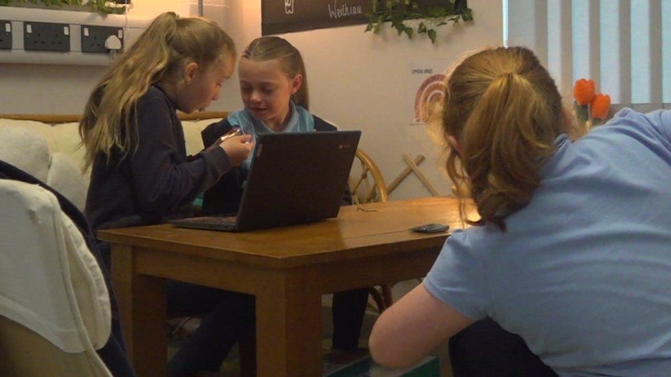 'Mor bwysig' trafod iechyd meddwl pobl ifanc yn y dosbarth - BBC Cymru Fyw