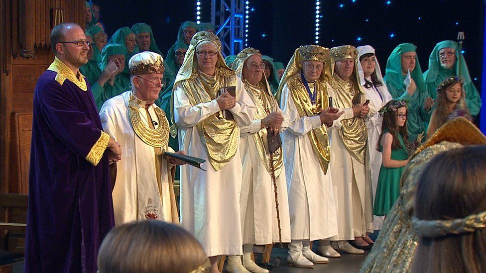 Aneirin Karadog yn ennill Cadair Eisteddfod Sir Fynwy - BBC Cymru Fyw