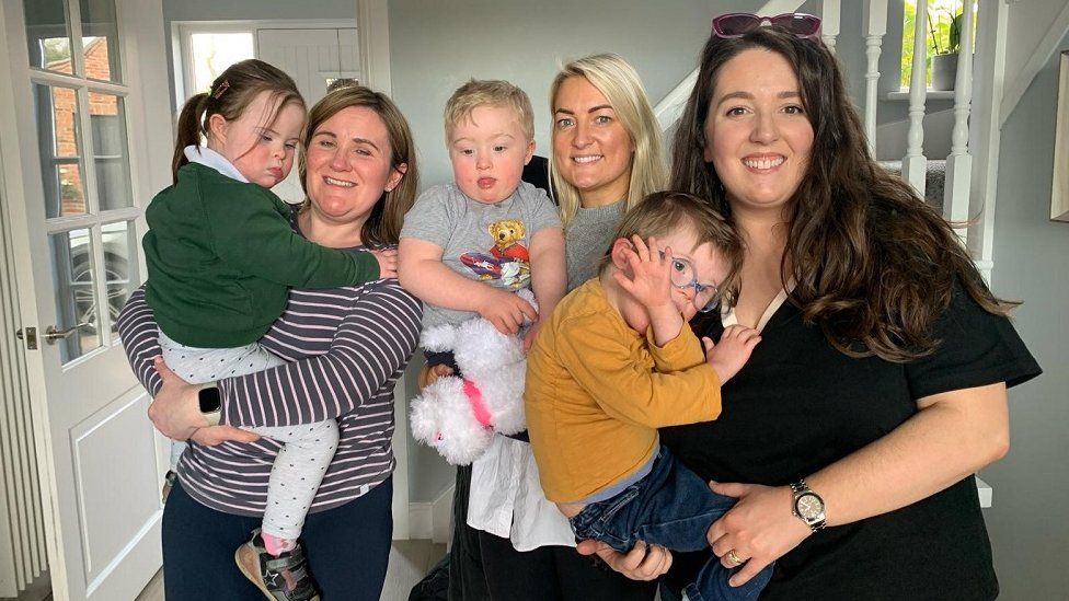 Down's syndrome: Parents turn performers for charity - BBC News