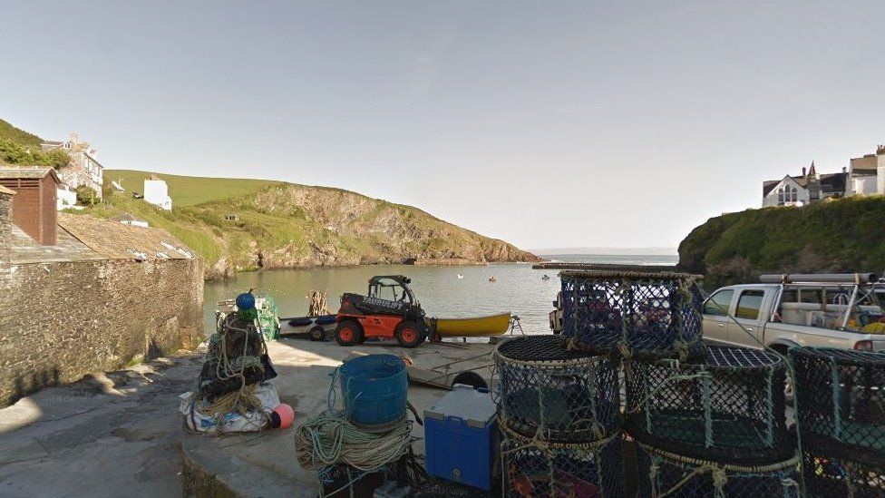 Port Isaac RNLI lifeboat sent to 'intoxicated' swimmer - BBC News