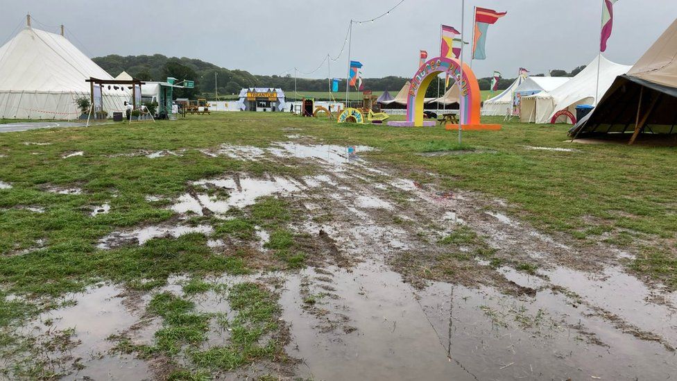 Eisteddfod: Cyngor i 'wisgo'n gall' wedi glaw trwm - BBC Cymru Fyw