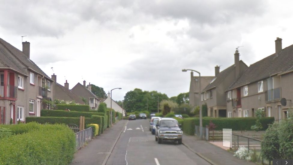 Teenager hunted over armed robbery attempt in Niddrie - BBC News