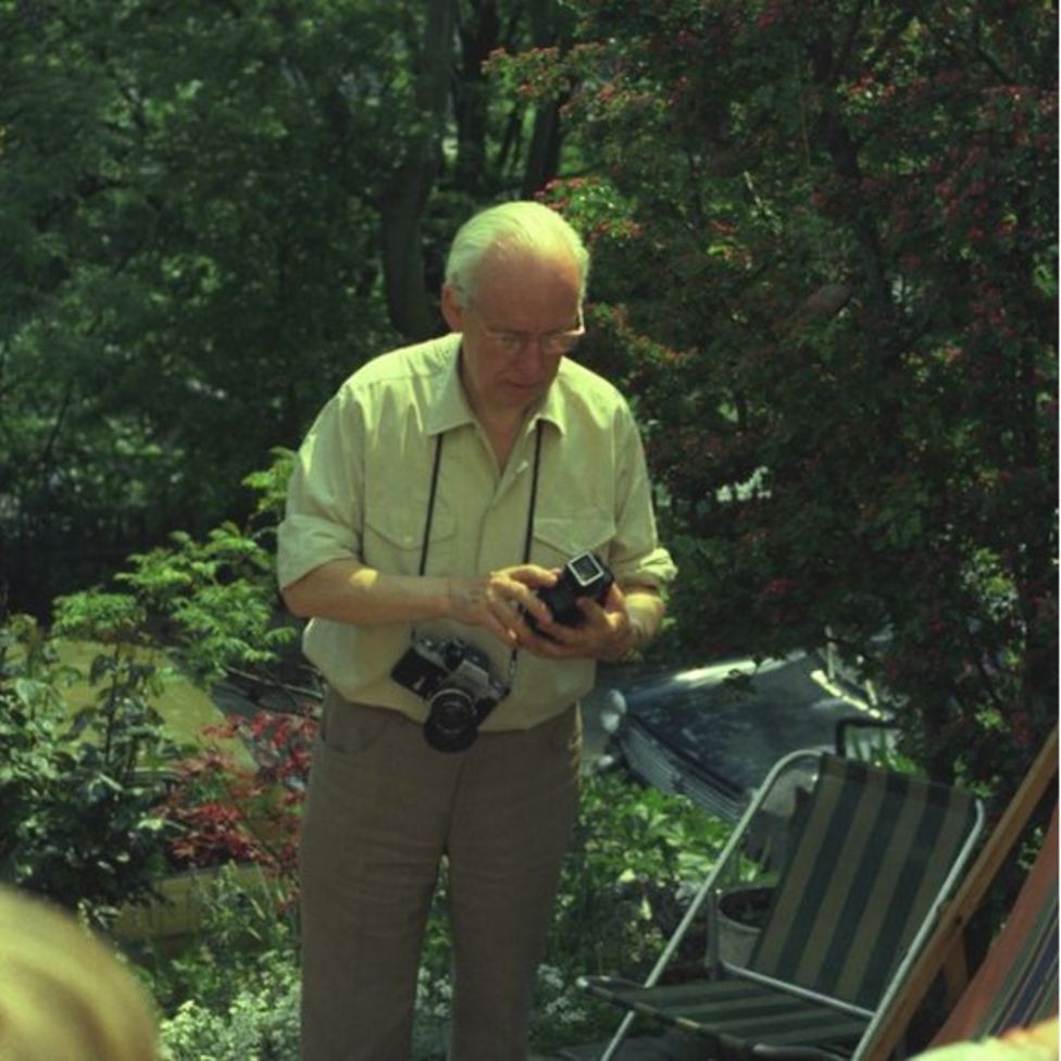 Geoff Charles, y dyn tu ôl i'r camera a rhai o luniau eiconig Cymru ...