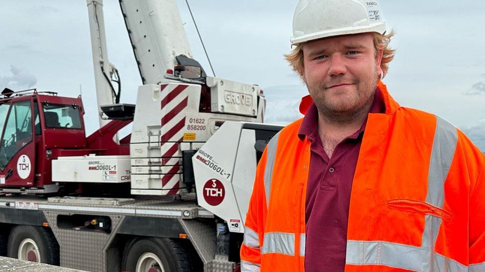 Littlestone: Dead humpback whale hoisted from St Mary's Bay beach - BBC News
