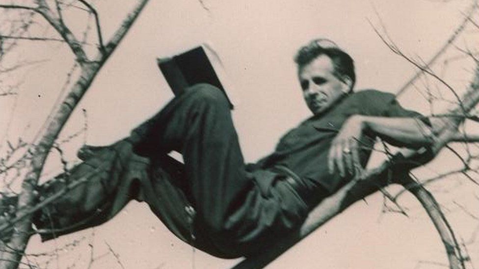 Sark honours Mervyn Peake with first blue plaque - BBC News