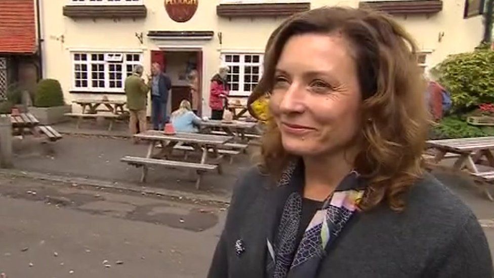 Gatwick second runway refusal welcomed by residents - BBC News