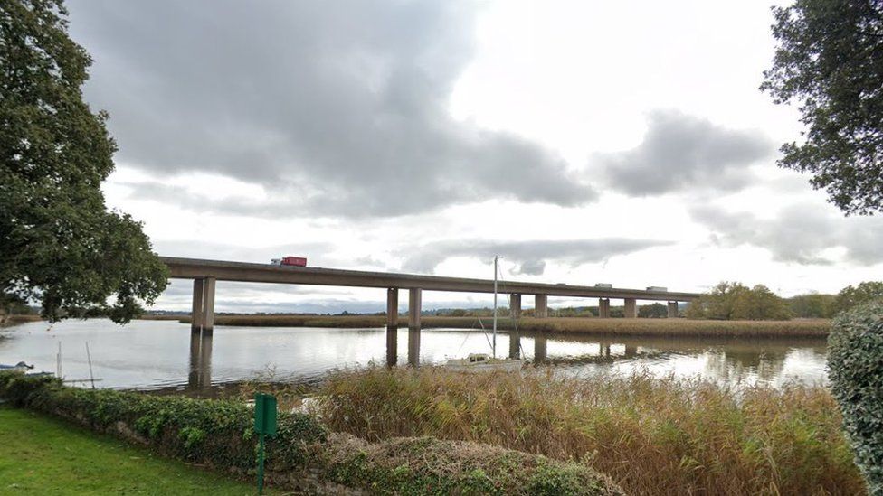 M5 lane near Exeter kept closed for bridge repairs - BBC News