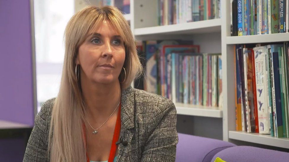 Absenoldeb ysgol: 'Plant yn colli mwy nag addysg' - BBC Cymru Fyw