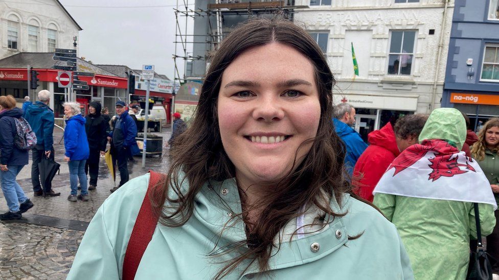 Cannoedd yng Nghaernarfon ar gyfer rali argyfwng tai - BBC Cymru Fyw